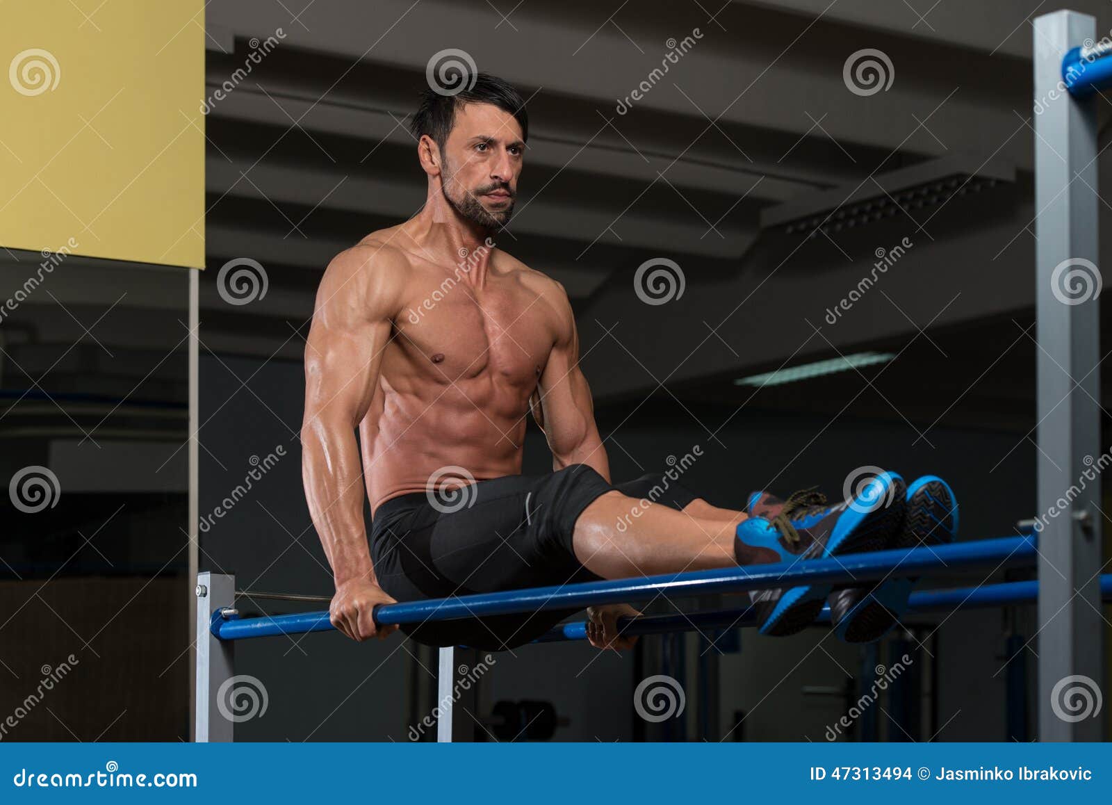 Barras Paralelas De Doing Exercise on Do Atleta Apto Foto de Stock ...