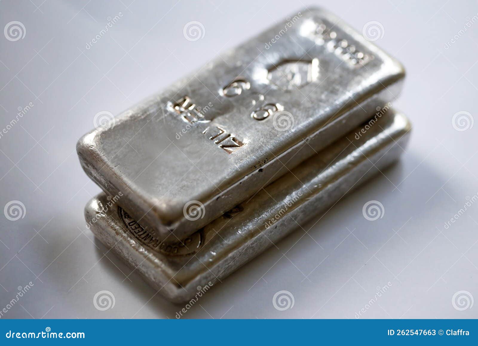 Barras Prateadas De 1 Quilo Cada Isoladas Em Fundo Cinza Imagem de ...