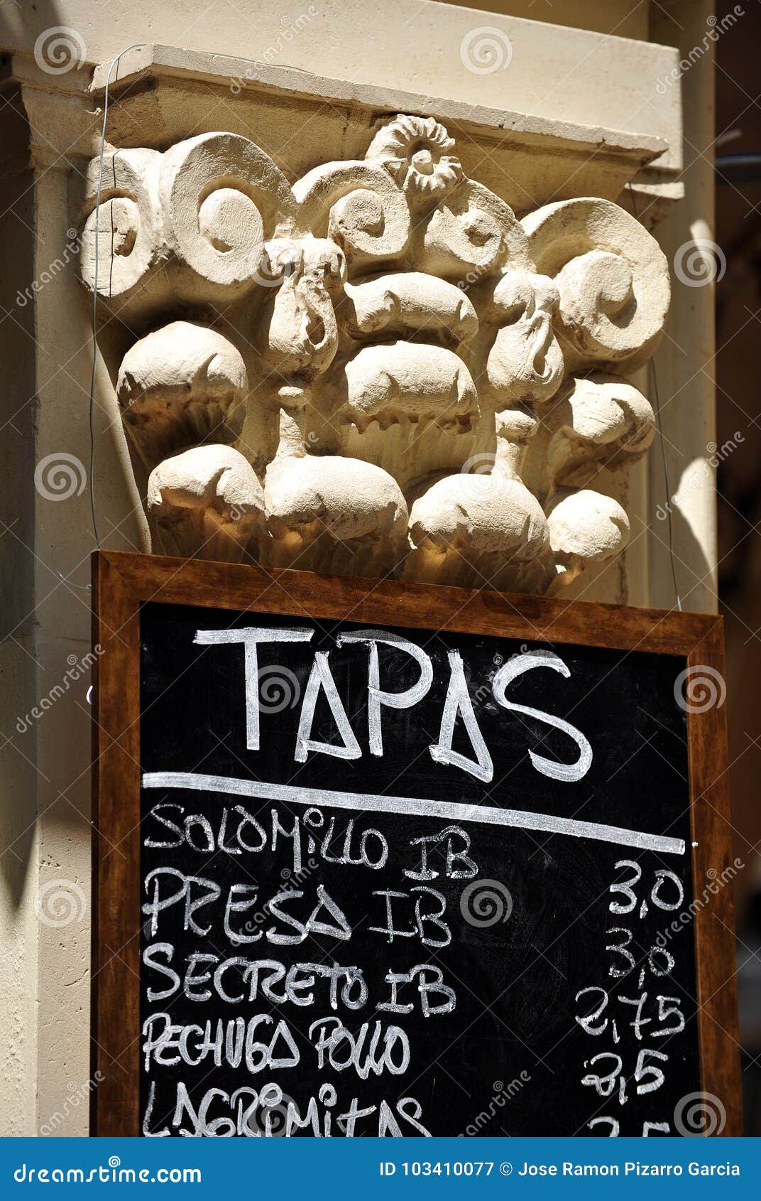 Barre Espagnole De Tapas Dans Sevile, Espagne Image stock - Image du ...