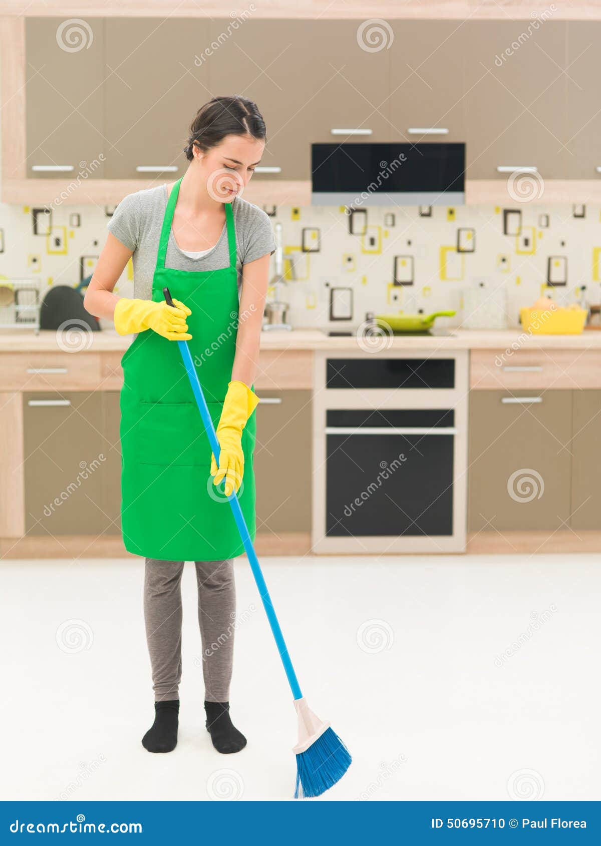 Barrer El Piso De La Cocina Foto de archivo - Imagen de delantal ...