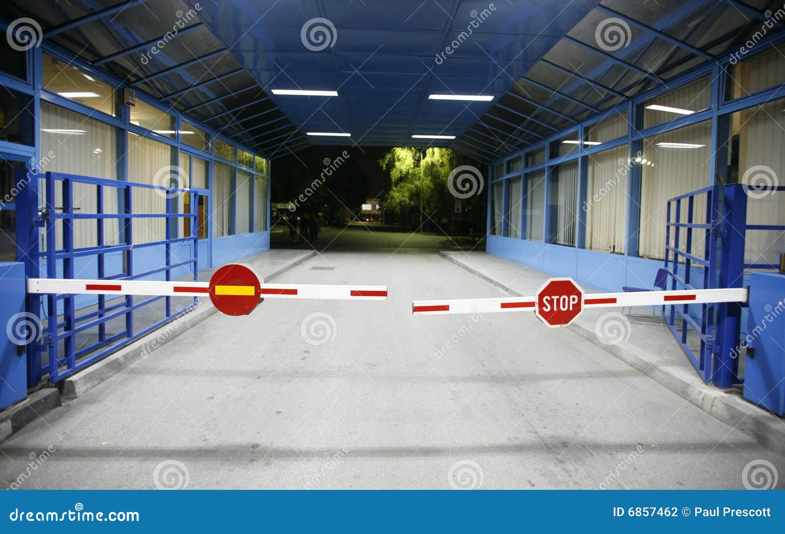 Barrera foto de archivo. Imagen de manera, paso, entrada - 6857462