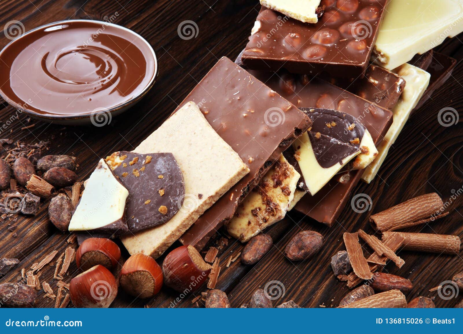 Barres De Chocolat Sur La Table Avec La Tour De Chocolat Photo stock ...