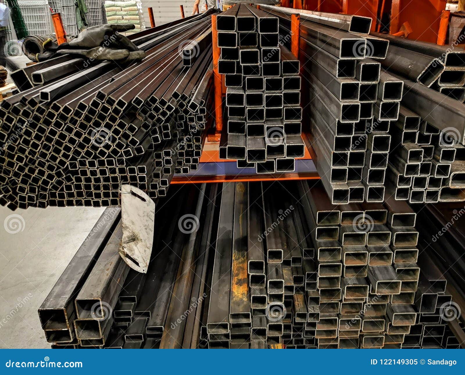 Barres De Fer Sur Un Magasin Image stock - Image du construction ...