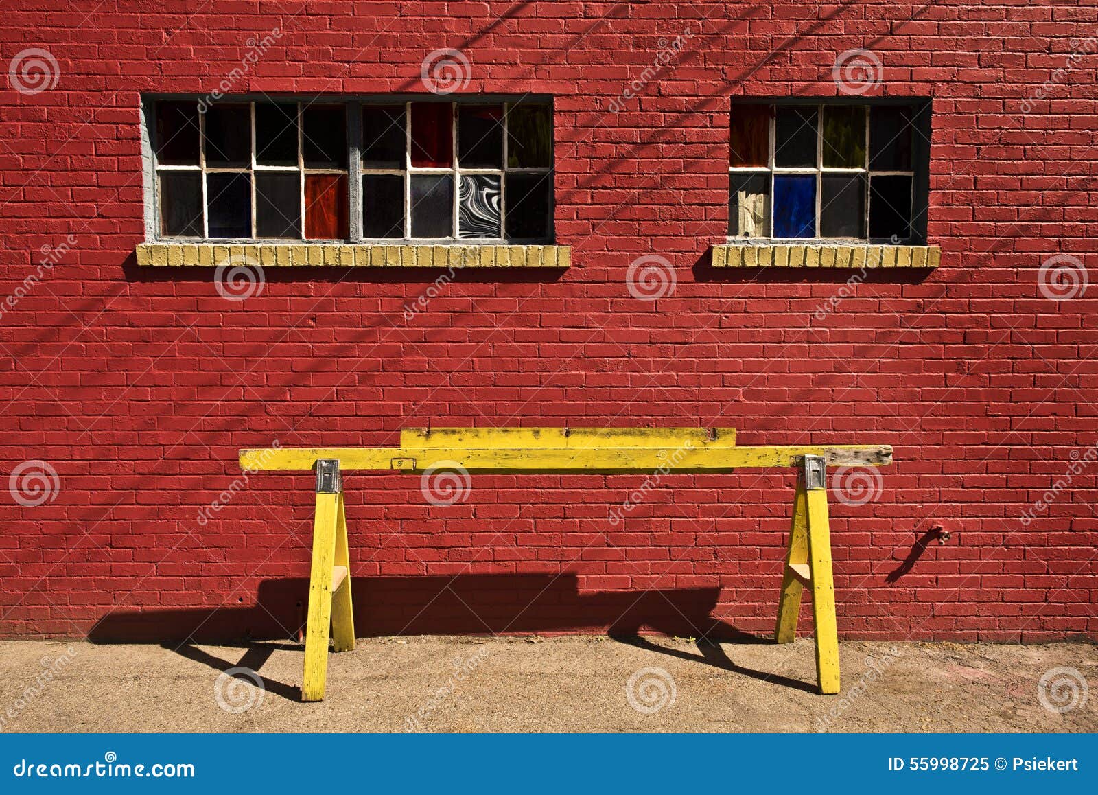 Barricada Amarilla Con La Pared De Ladrillo Roja Imagen de archivo ...