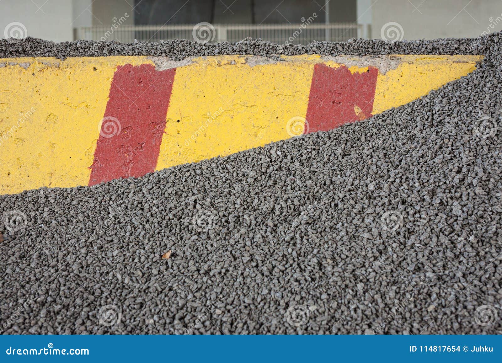 Barricada Concreta En Grava Foto de archivo - Imagen de pared ...