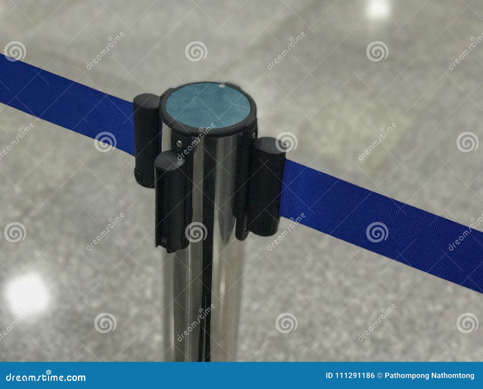 Barricada Inoxidable Con La Cuerda Azul Foto de archivo - Imagen de ...