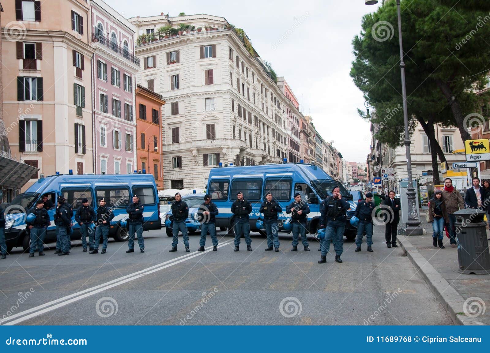 Barriera Della Polizia a Roma, Italia Fotografia Stock Editoriale ...