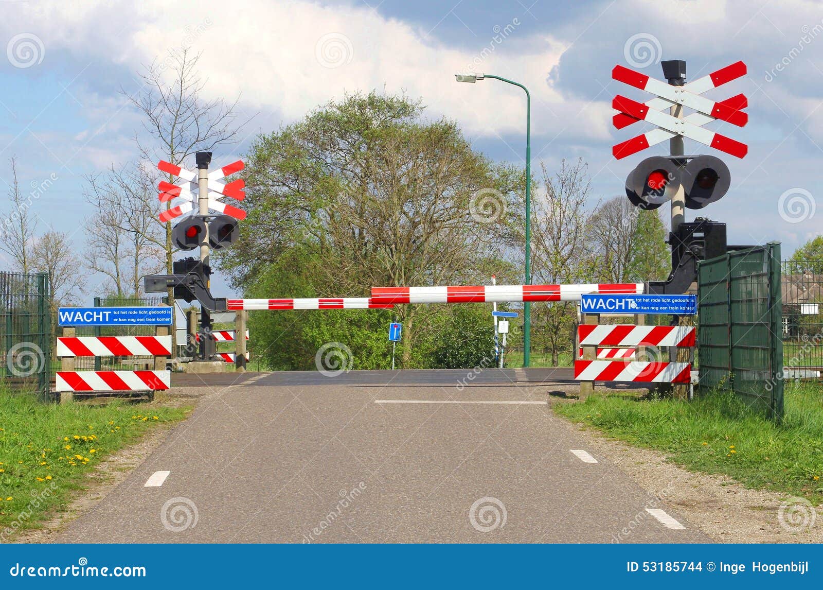 Barriere Chiuse Della Ferrovia Ad Un Passaggio a Livello Nel Ploder ...