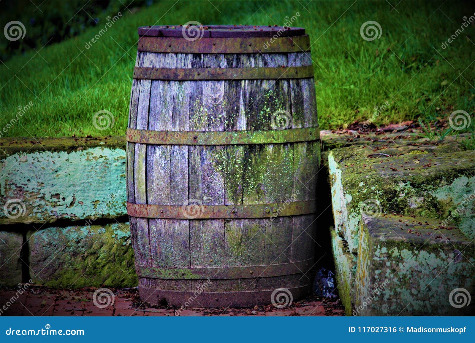 Barril de madera antiguo foto de archivo. Imagen de envase - 117027316