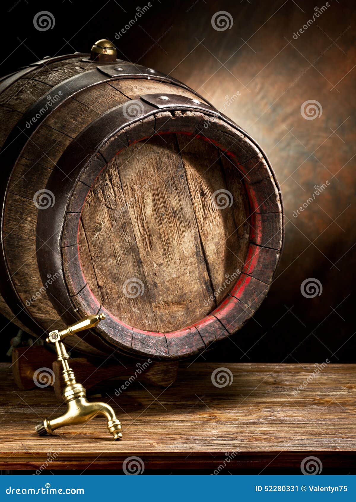 Barril De Vino Viejo Del Roble Imagen de archivo - Imagen de bebida ...