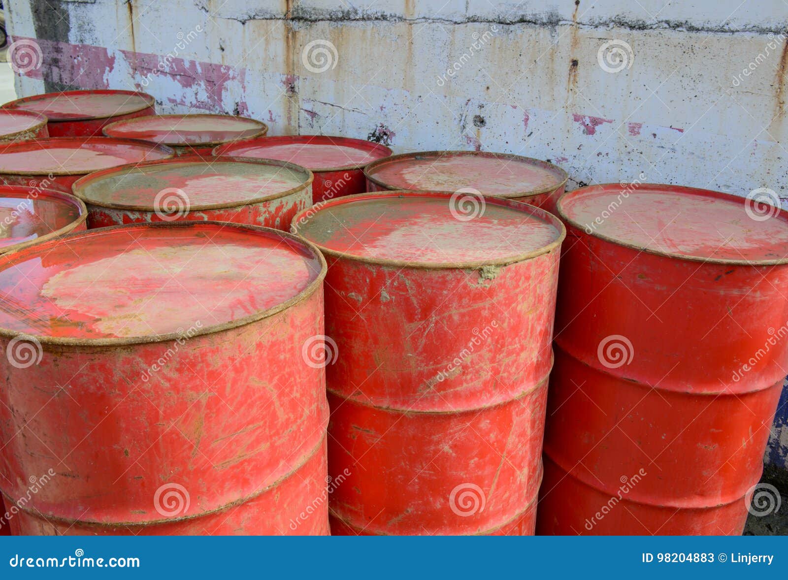Barril rojo viejo imagen de archivo. Imagen de gasolina - 98204883