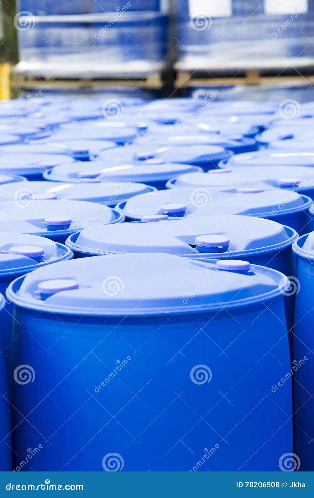 Barriles azules foto de archivo. Imagen de carga, industria - 70206508