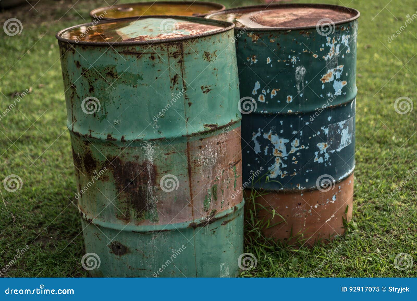 Barriles viejos del metal imagen de archivo. Imagen de barril - 92917075