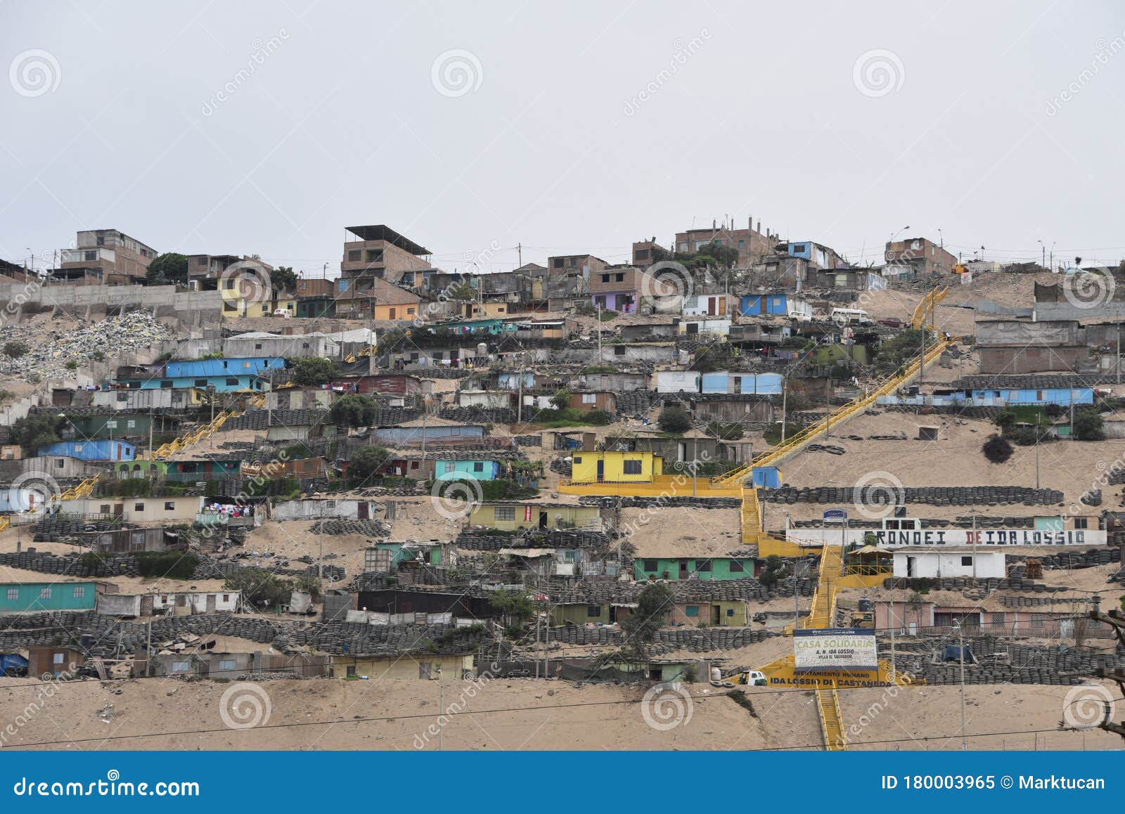 Barrios De Tugurios En Los Desiertos De Las Afueras De Lima Peru Imagen ...