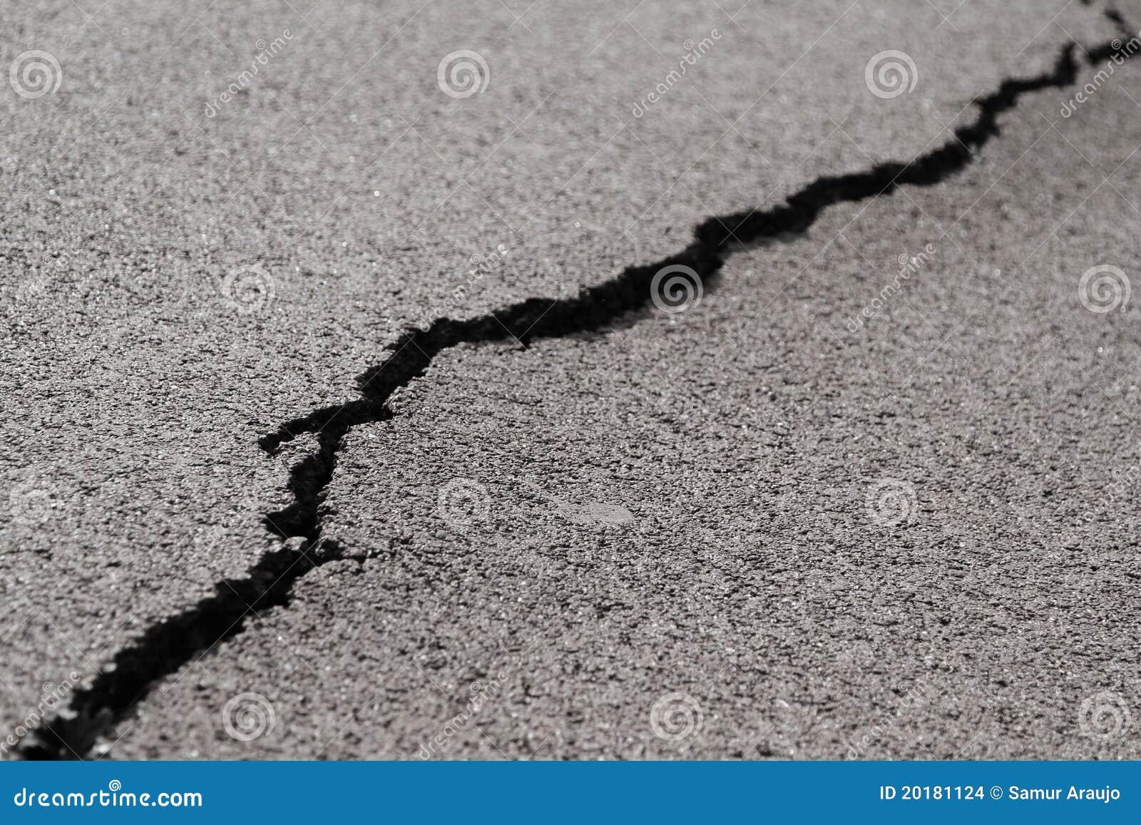 Barst in asfalt stock foto. Image of spleet, verloren - 20181124