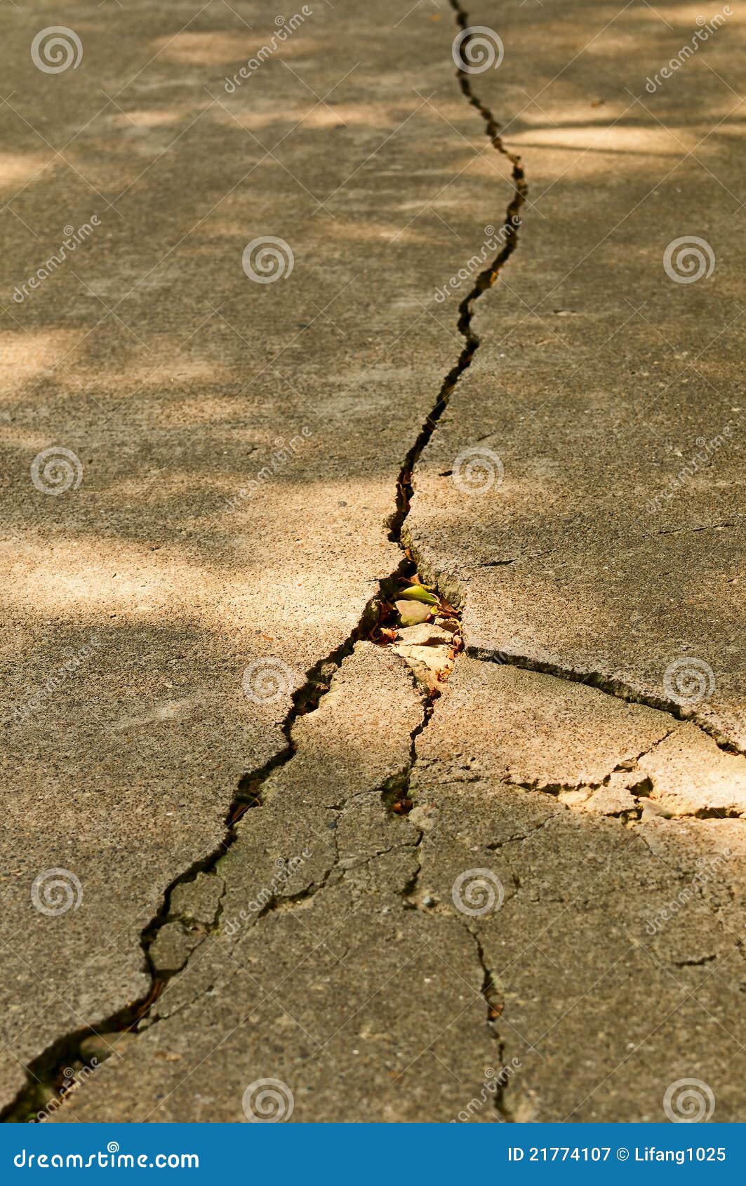 Barst in bestrating stock afbeelding. Image of stichting - 21774107