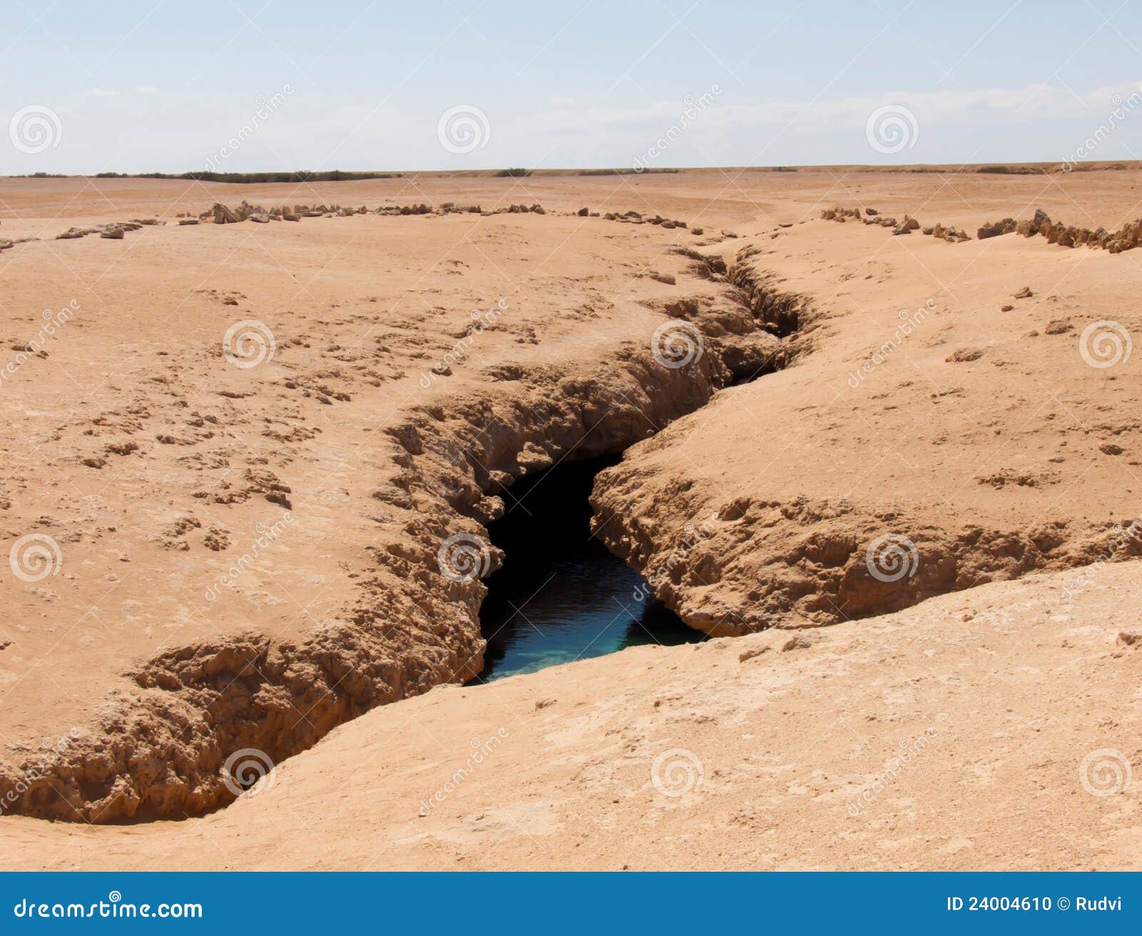 Barst in De Korst Van De Aarde Stock Foto - Image of aardbeving, water ...