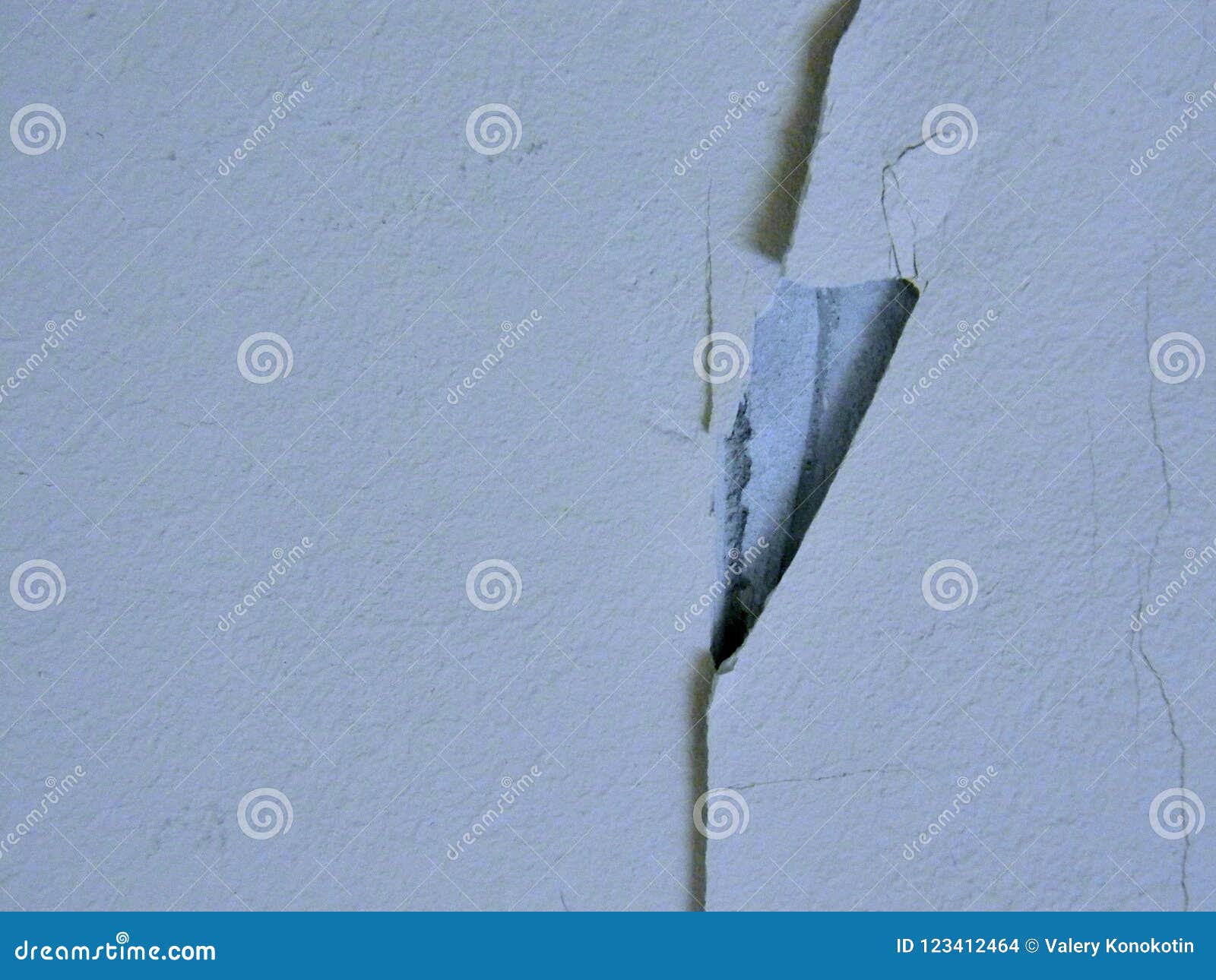 Barst op een witte muur stock foto. Image of pleister - 123412464