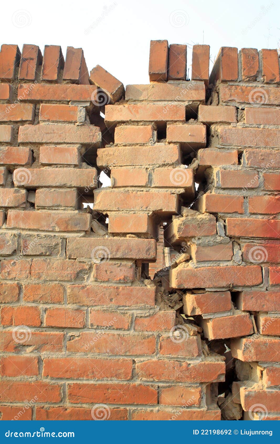 Barst Van Rode Bakstenen Muur Stock Foto - Image of muur, vernietig ...