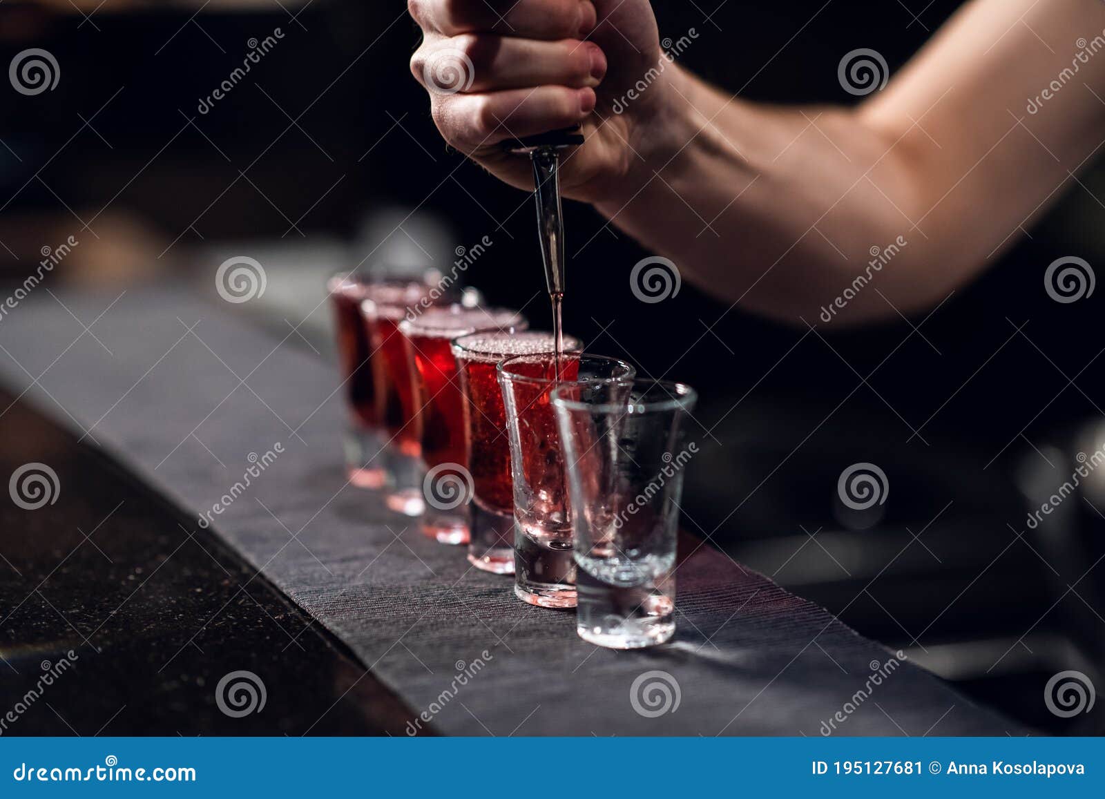 Bartender Vierte Alcohol Rojo En Las Tomas Del Bar Bartender Show ...
