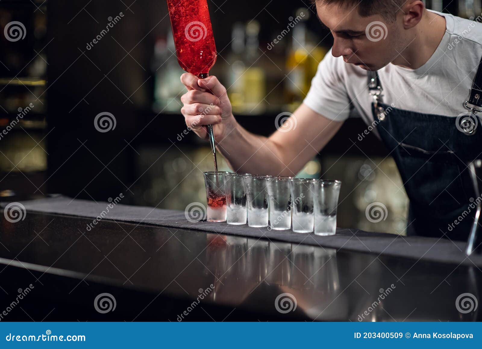 Bartender Vierte Alcohol Rojo En Las Tomas Del Bar Bartender Show ...