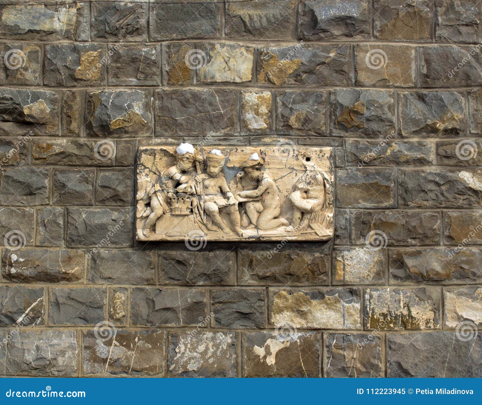 Bas-relief Sur Un Mur En Pierre Image stock - Image of carpathien ...