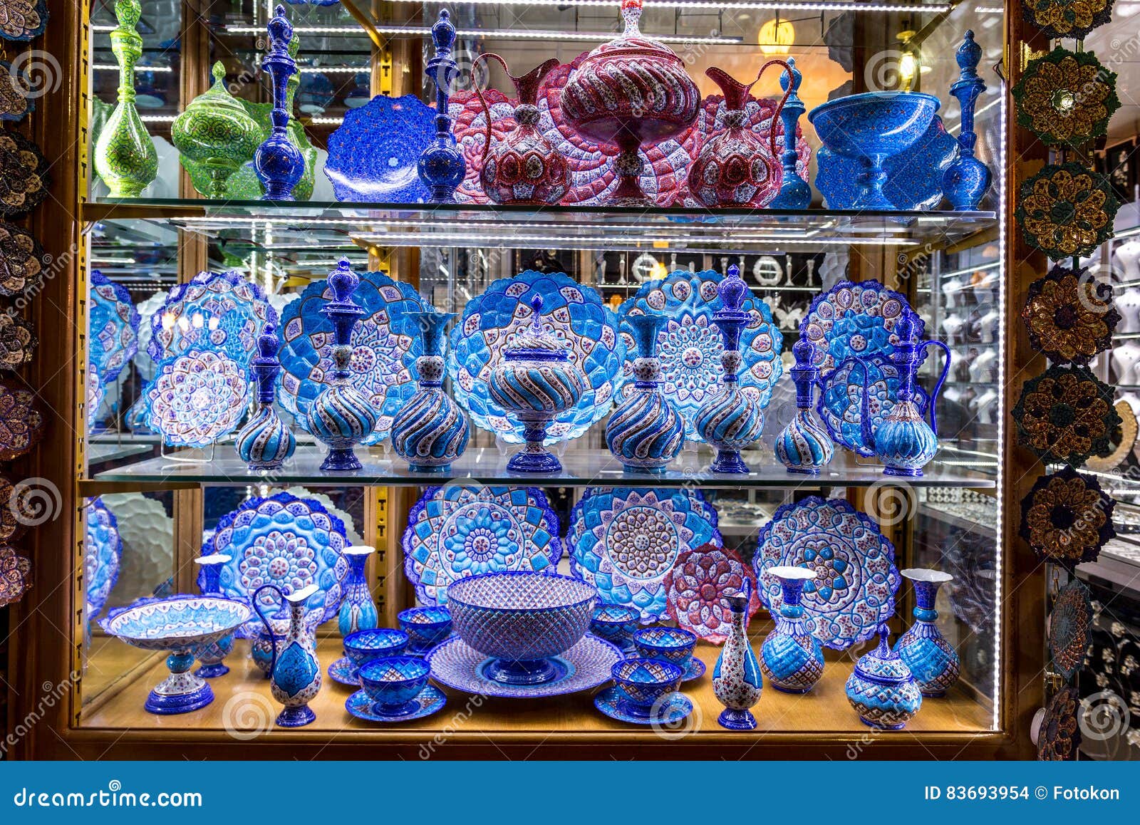 Basar in Isfahan stockfoto. Bild von persisch, platten - 83693954