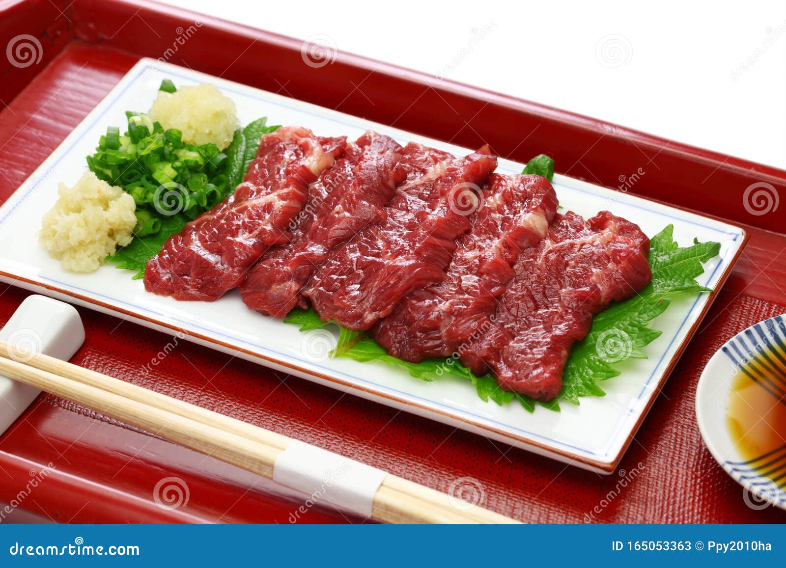 Basashi, cozinha japonesa imagem de stock. Imagem de prato - 165053363