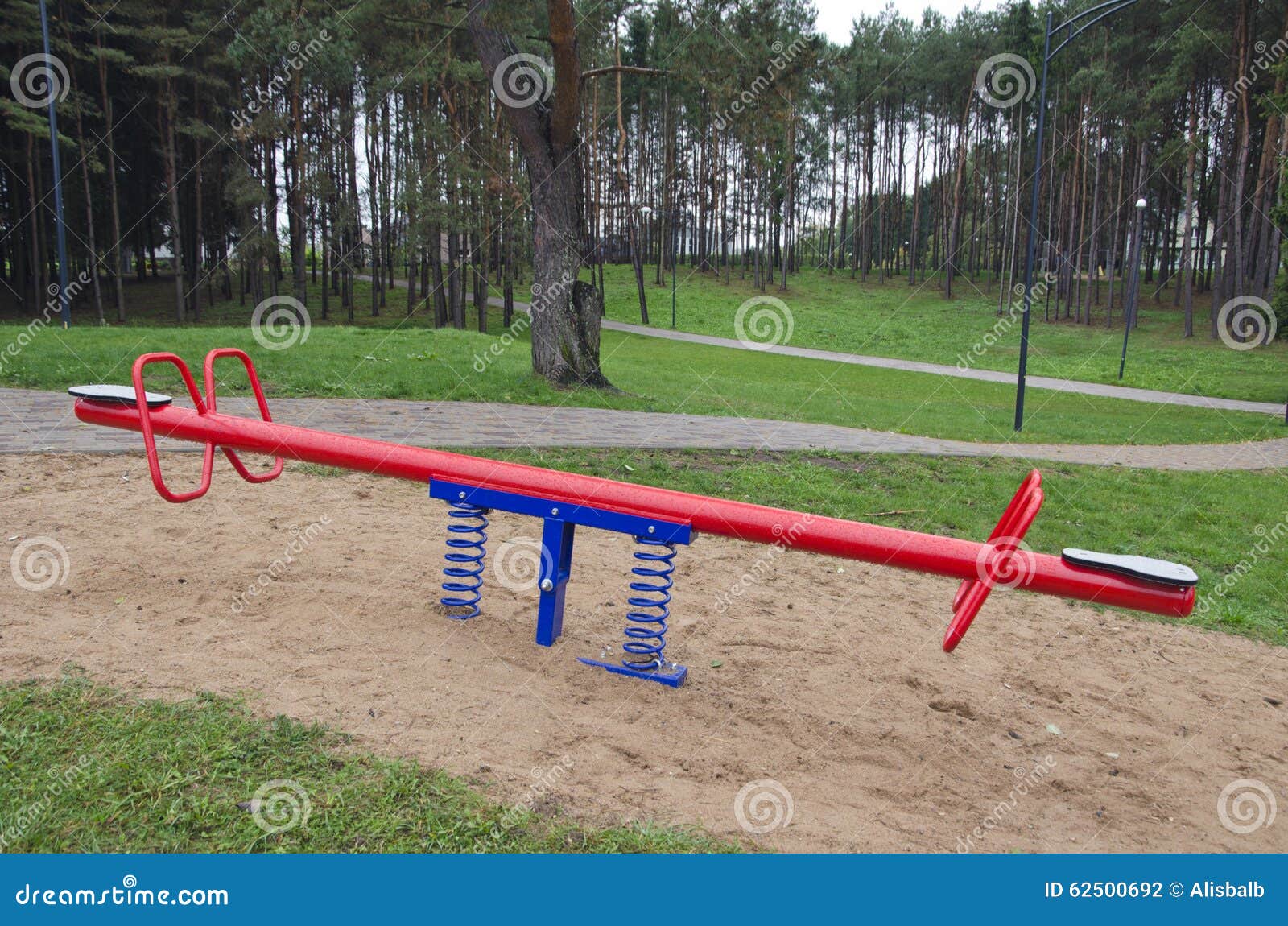 Bascule d'enfants en parc photo stock. Image du pièce - 62500692