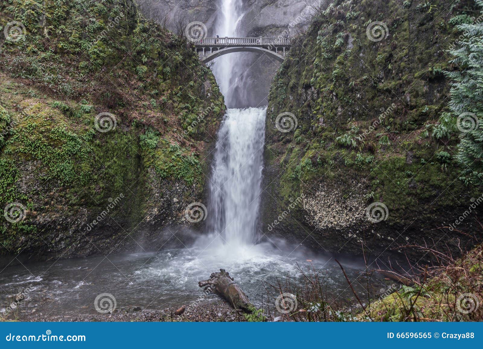 Base and Bridge of Multnomah Falls in Columbia River Gorge, Oregon ...