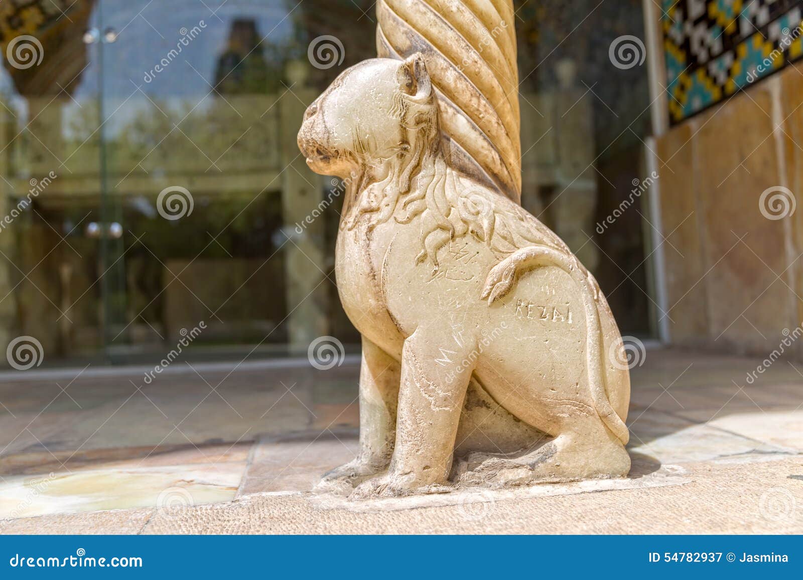 Base De Coluna Do Leão Horizontal Fotografia Editorial - Imagem de gato ...