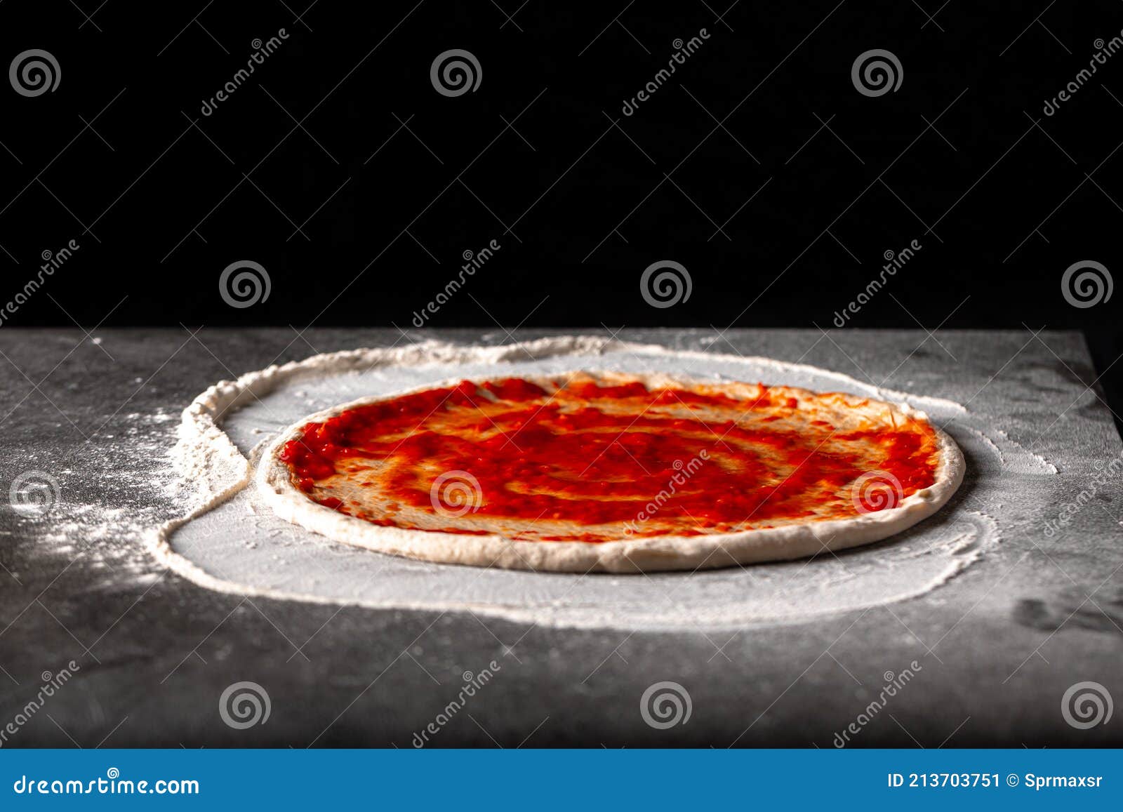 Base De Masa Preparada Para Pizza Con Salsa De Tomate Imagen de archivo ...