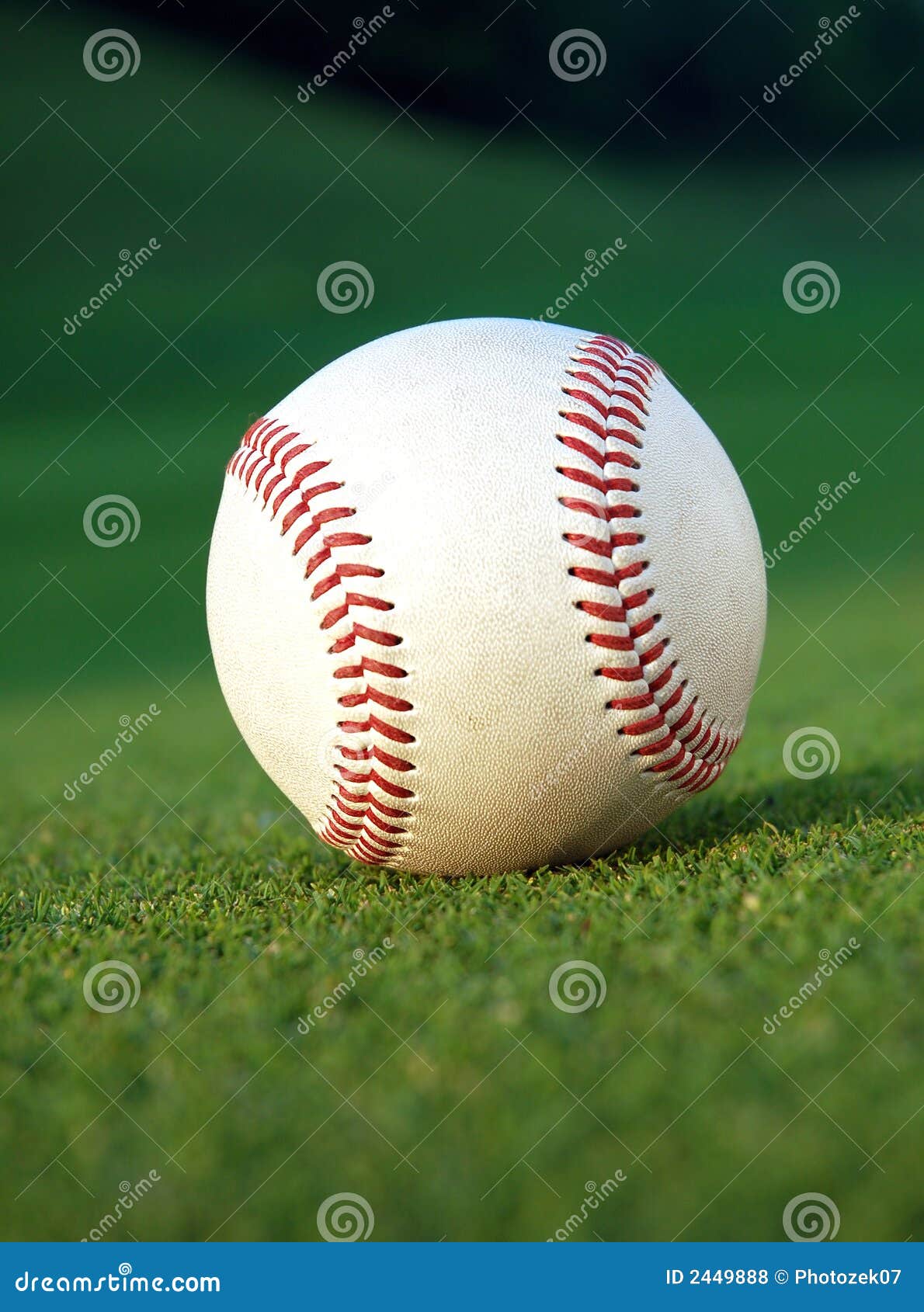 Baseball auf dem Feld stockfoto. Bild von ausbildung, kugel - 2449888