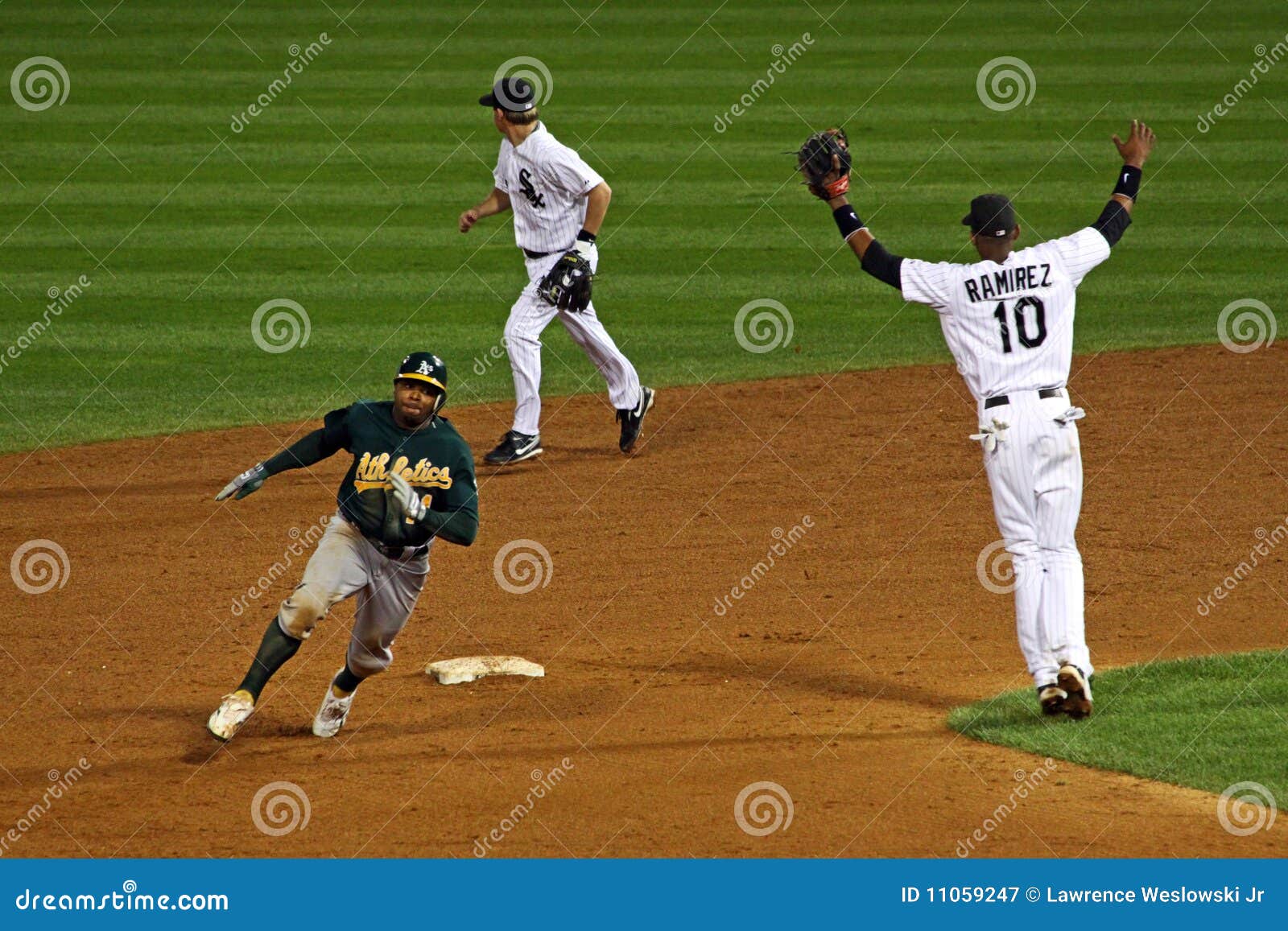 Baseball - rounding 2nd! editorial photography. Image of game - 11059247