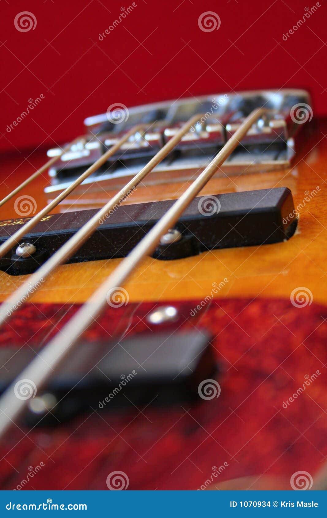 Basgitaar stock foto. Image of muziek, koorden, band, rood - 1070934