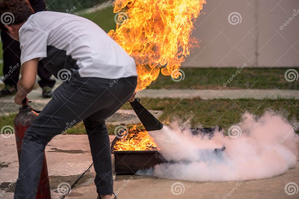 Basic Fire Fighting and Evacuation Fire Drill Simulation Training for ...