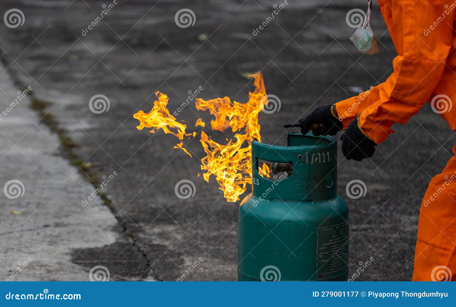 Basic Fire Fighting And Evacuation Fire Drill Simulation Training ...