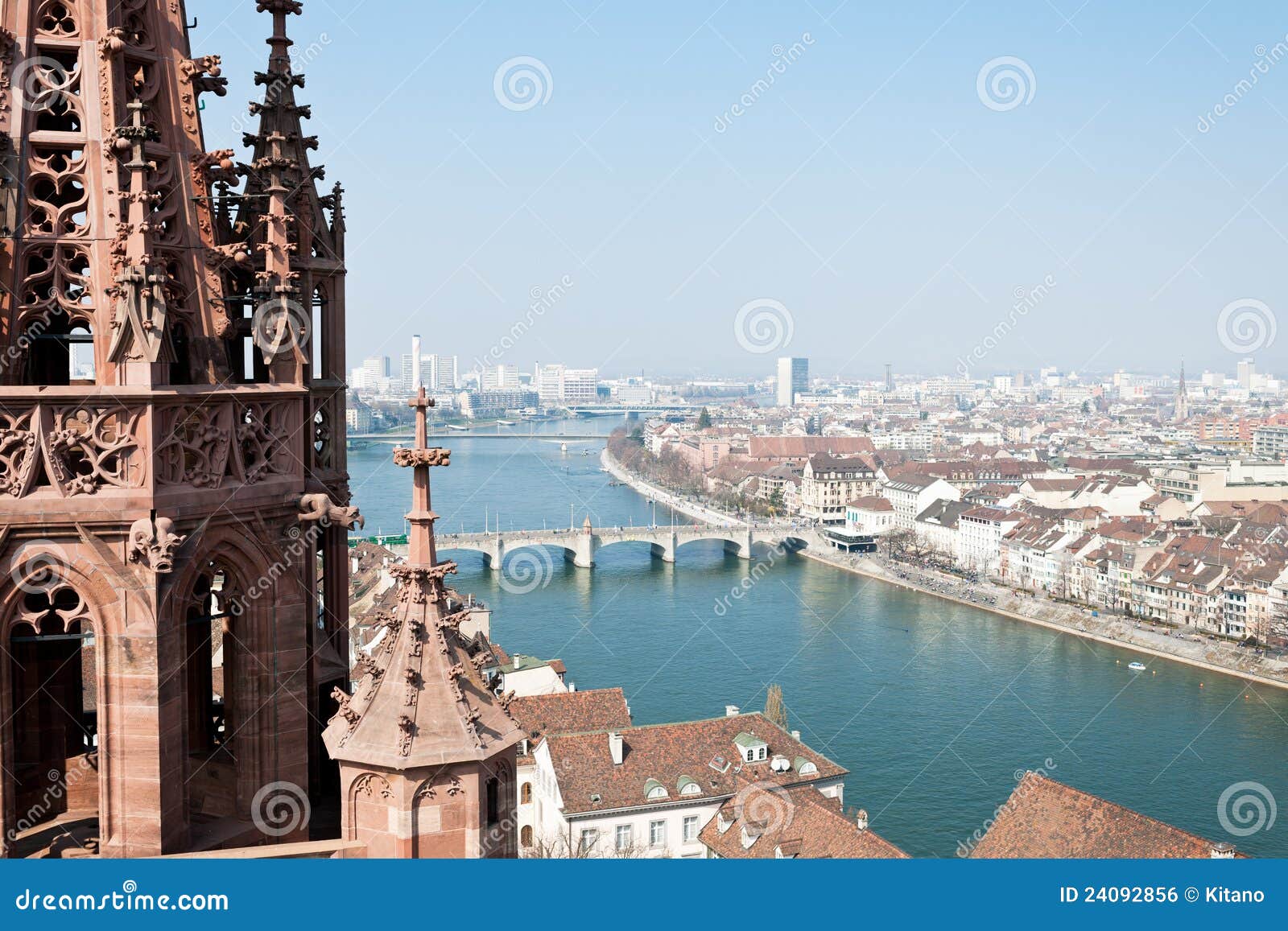 Basilea, Suiza Con El Rin Y Puente Medio Foto de archivo - Imagen de ...