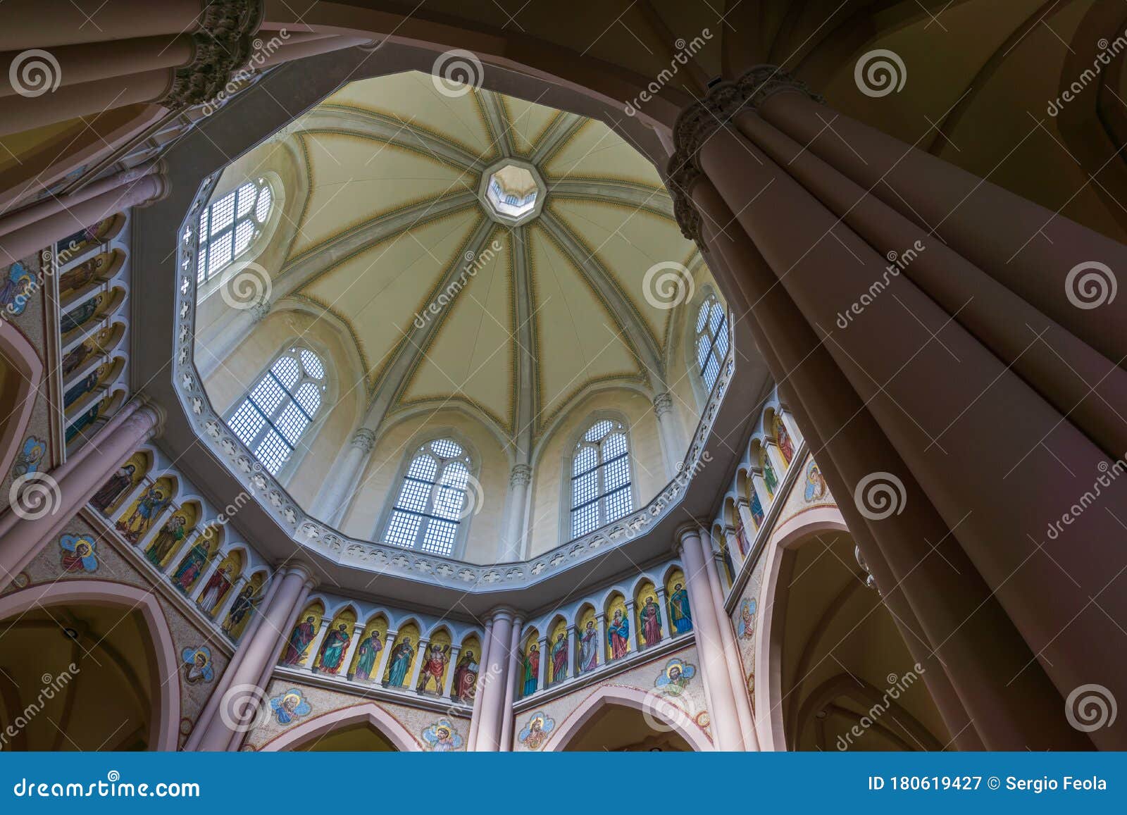 Basilica of Castelpetroso editorial photography. Image of altar - 180619427