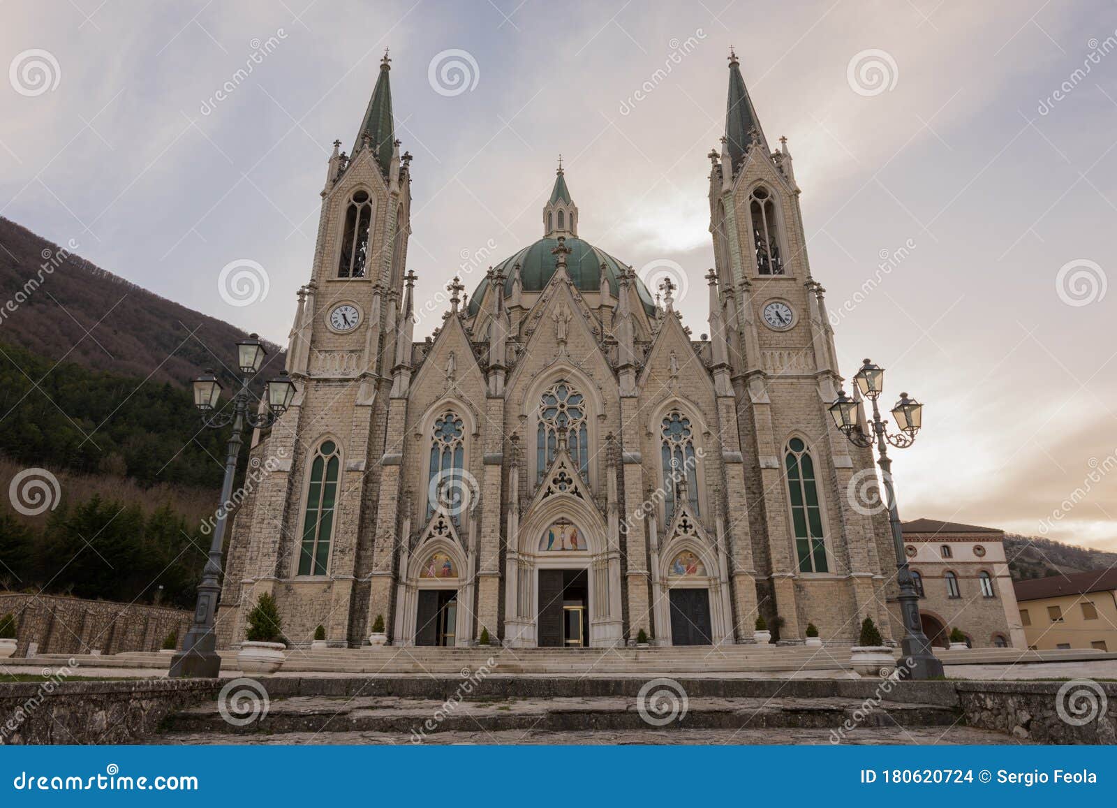 Basilica of Castelpetroso stock photo. Image of altar - 180620724