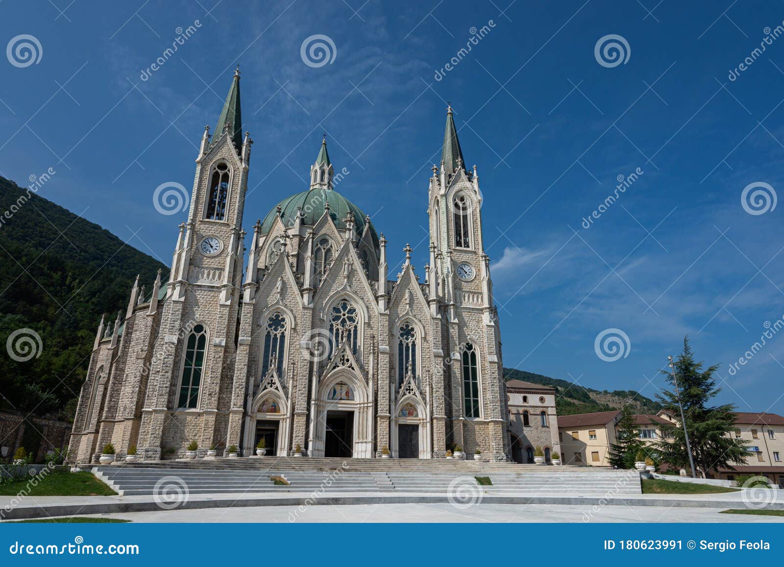 Basilica of Castelpetroso editorial photo. Image of castelpetroso ...
