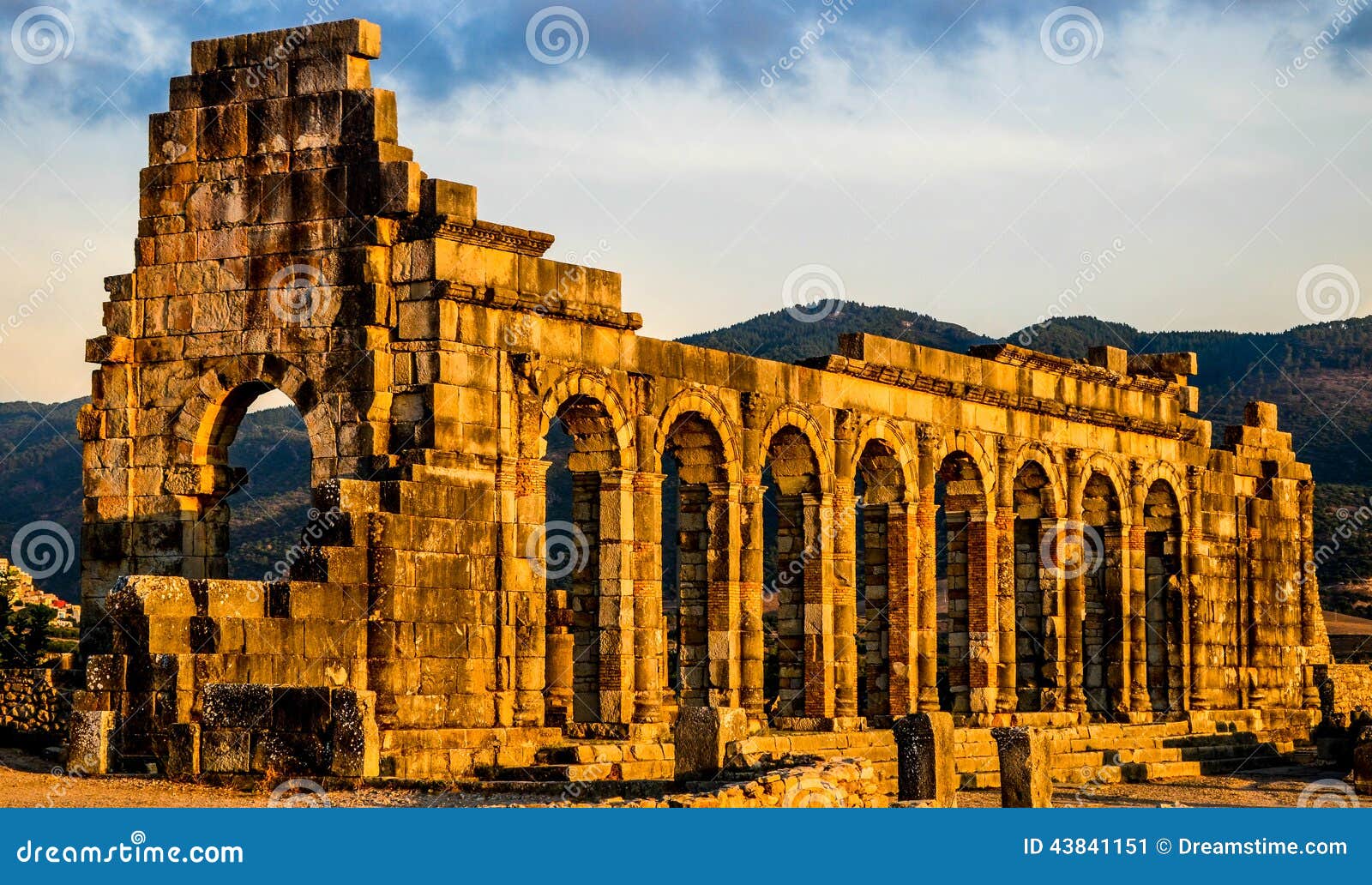 Basilique De Site De Volubilis Image stock - Image du basilique, placer ...