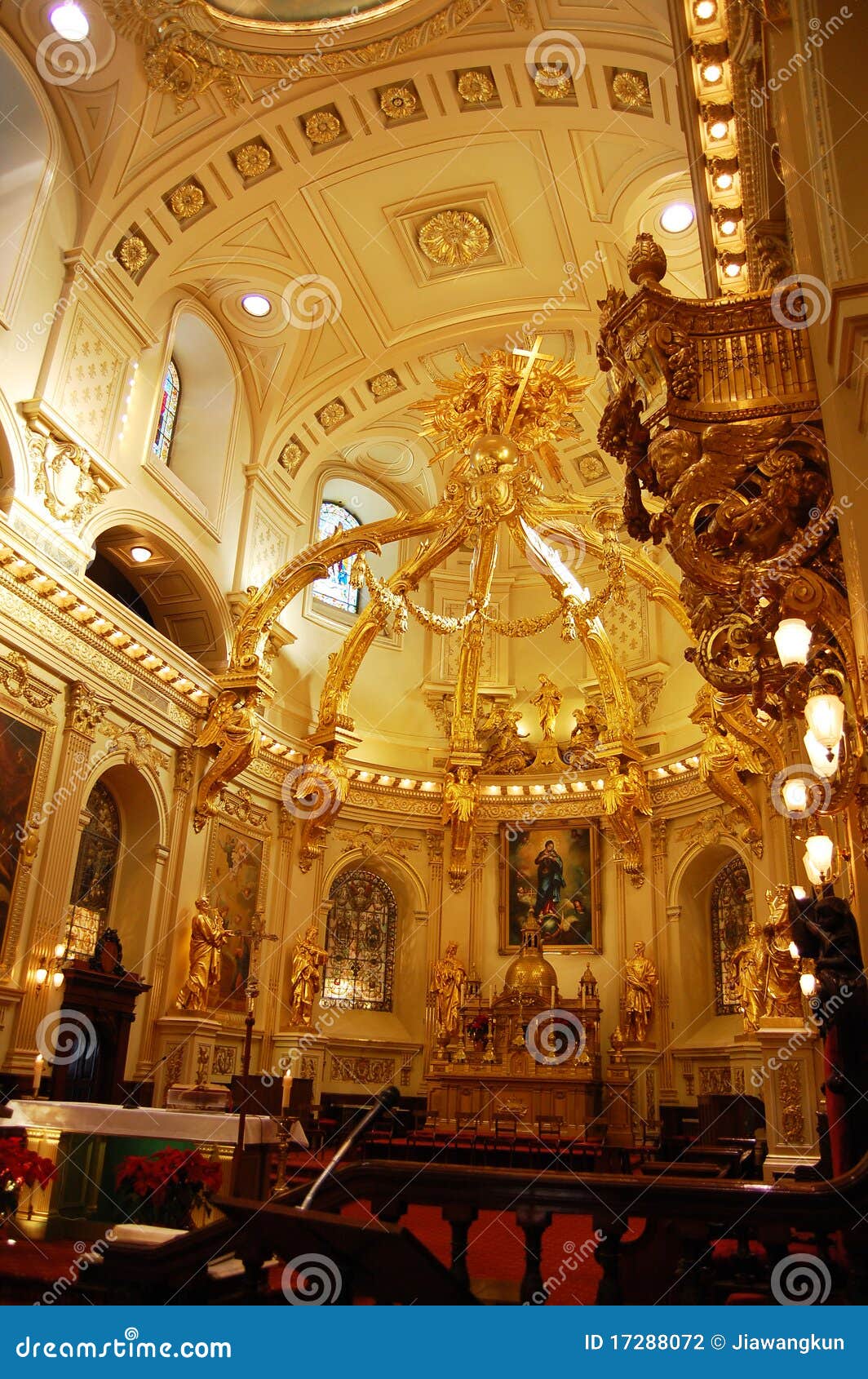 Basilique Notre-Dame-de-Quebec Editorial Photography - Image of glass ...