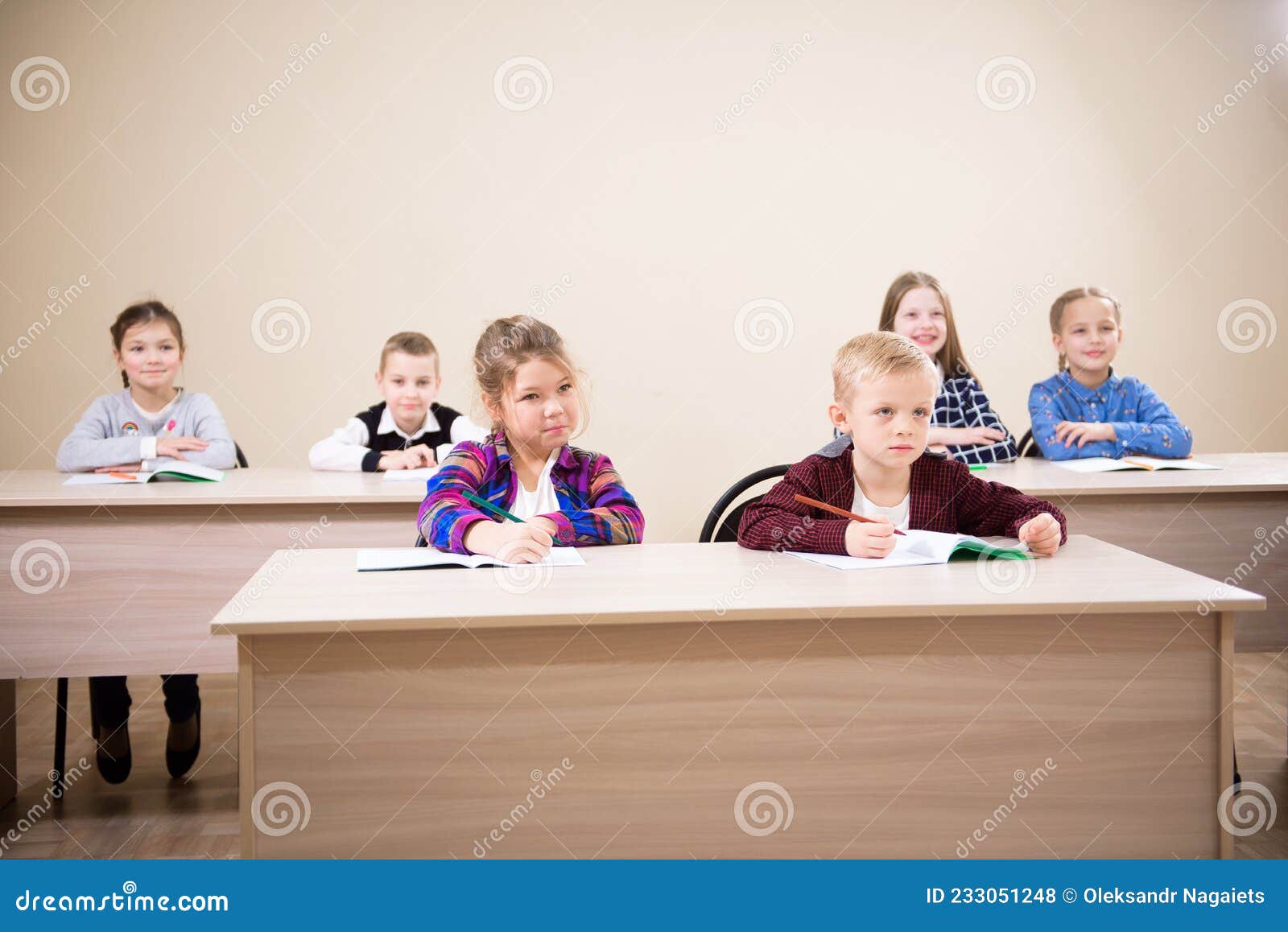 Basisschoolkinderen Werken Samen in De Klas. Stock Foto - Image of ...