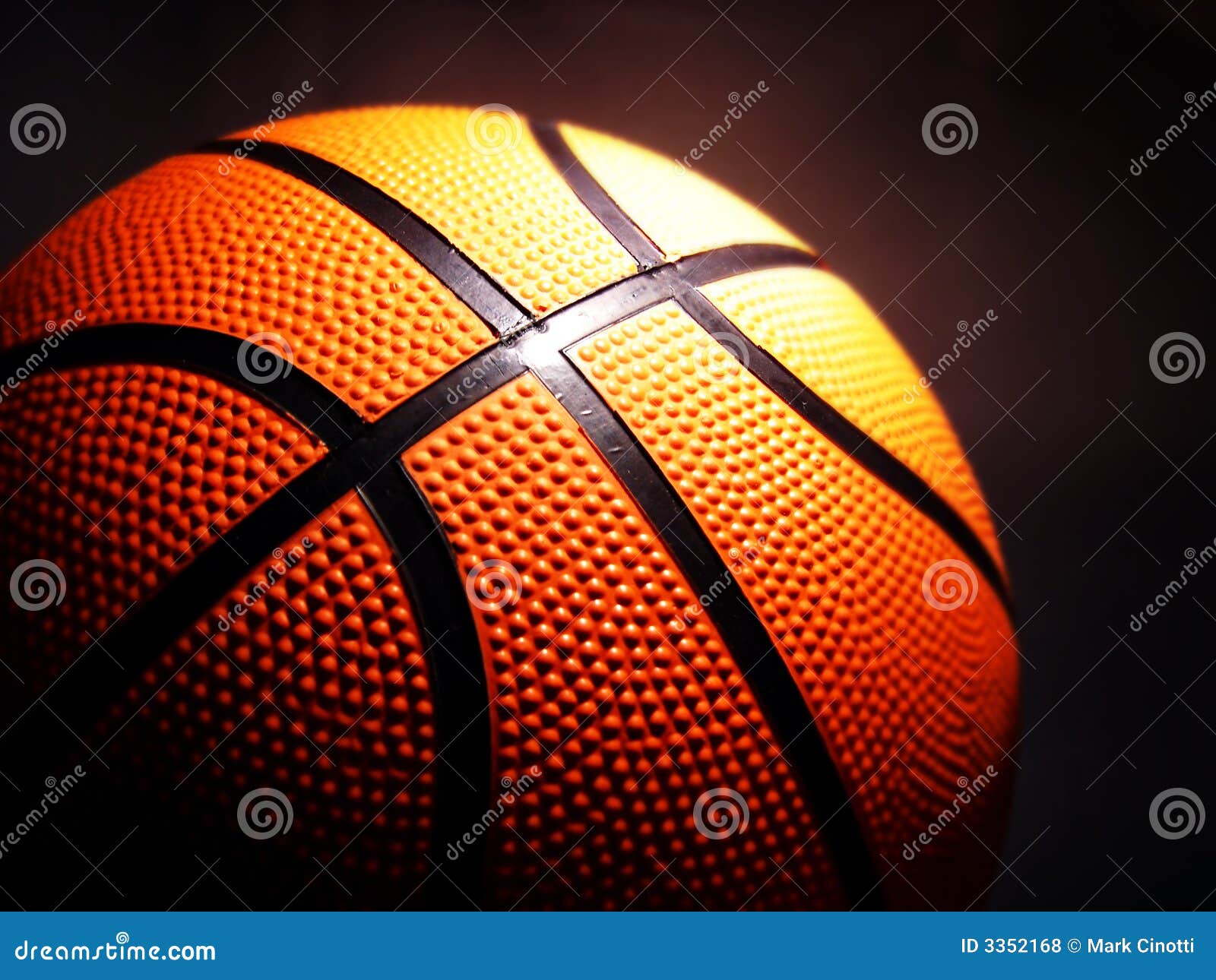 Basket-ball photo stock. Image du hardwood, ball, passage - 3352168