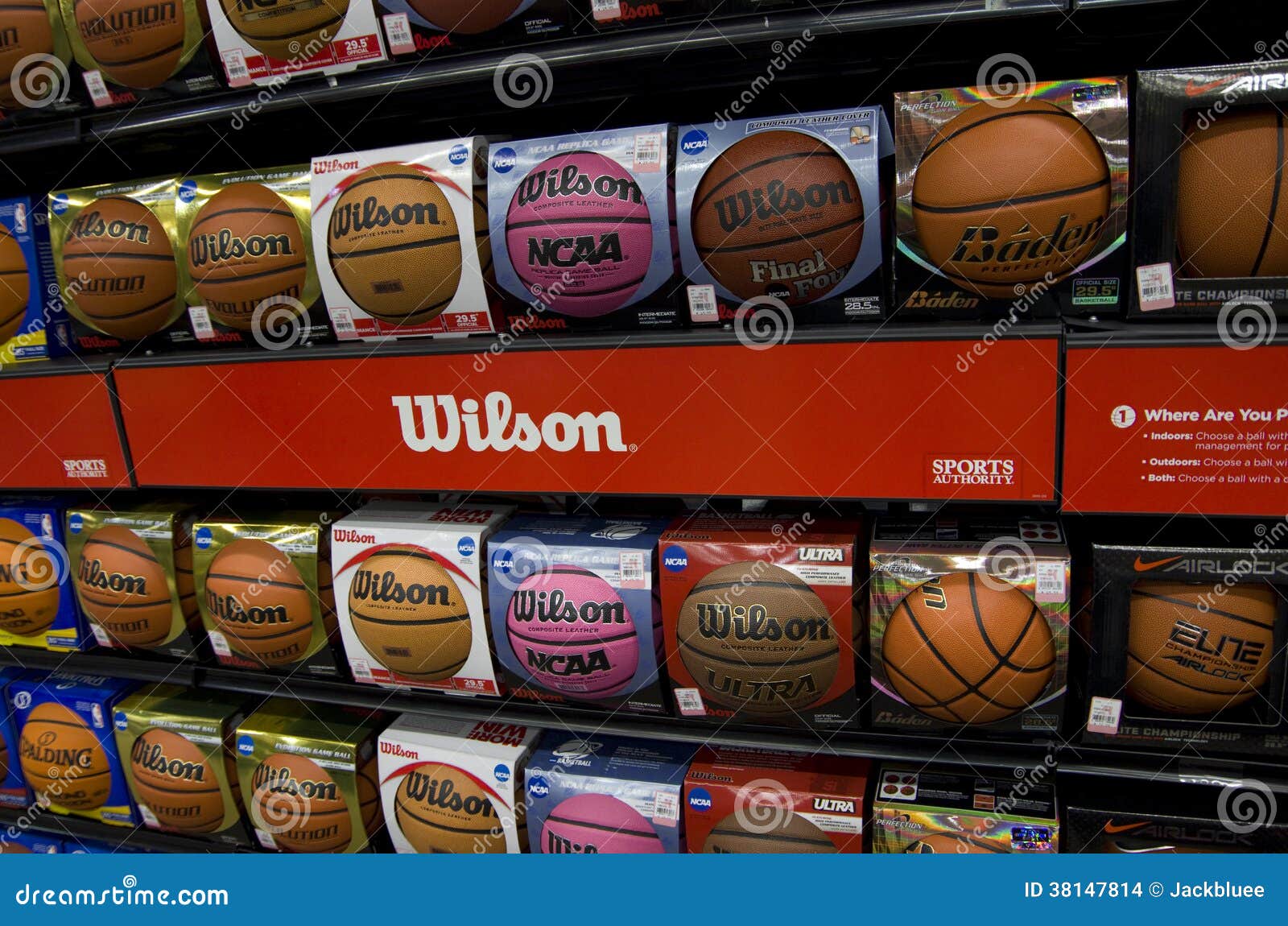 Basket-balls Sur Des Rayons De Magasin Image stock éditorial - Image du ...