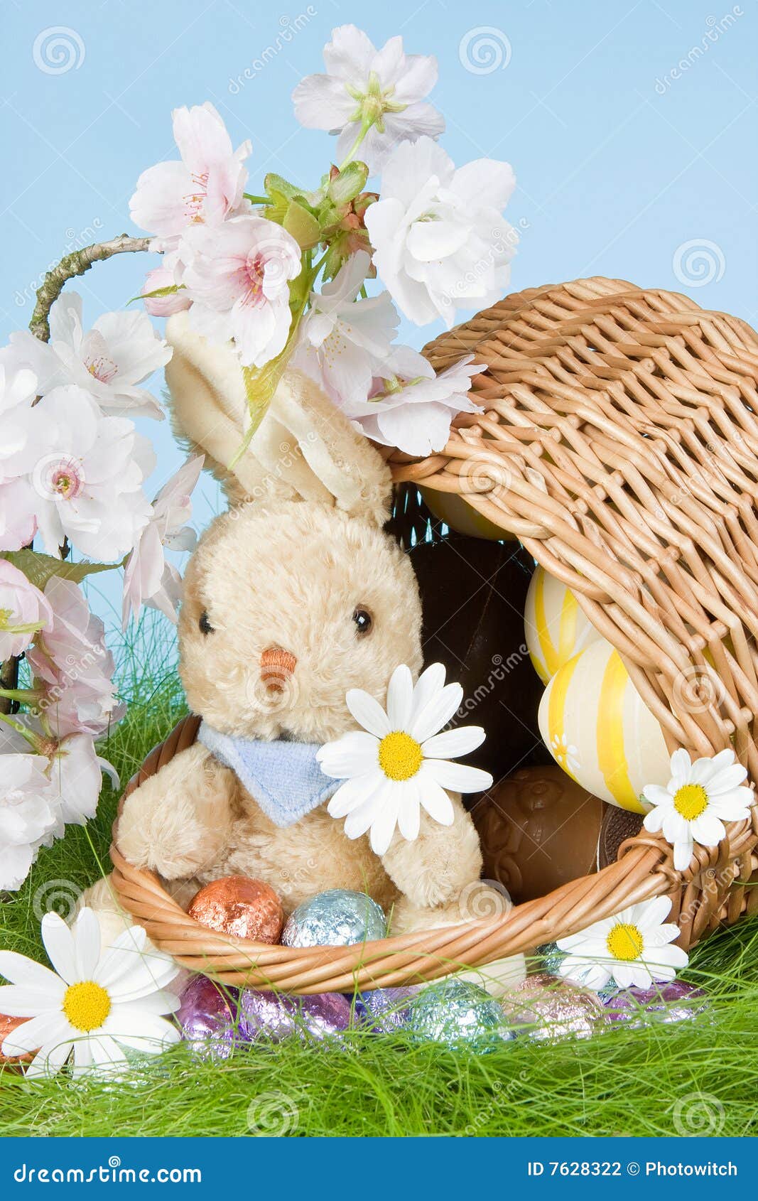 Basket with easter bunny stock photo. Image of eggs, rabbit - 7628322