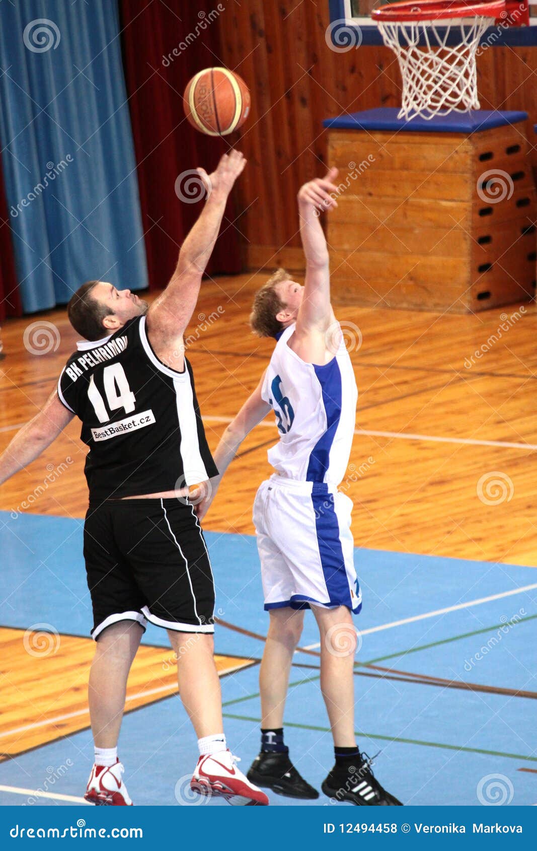 BASKETBALL MATCH editorial stock photo. Image of opponent - 12494458