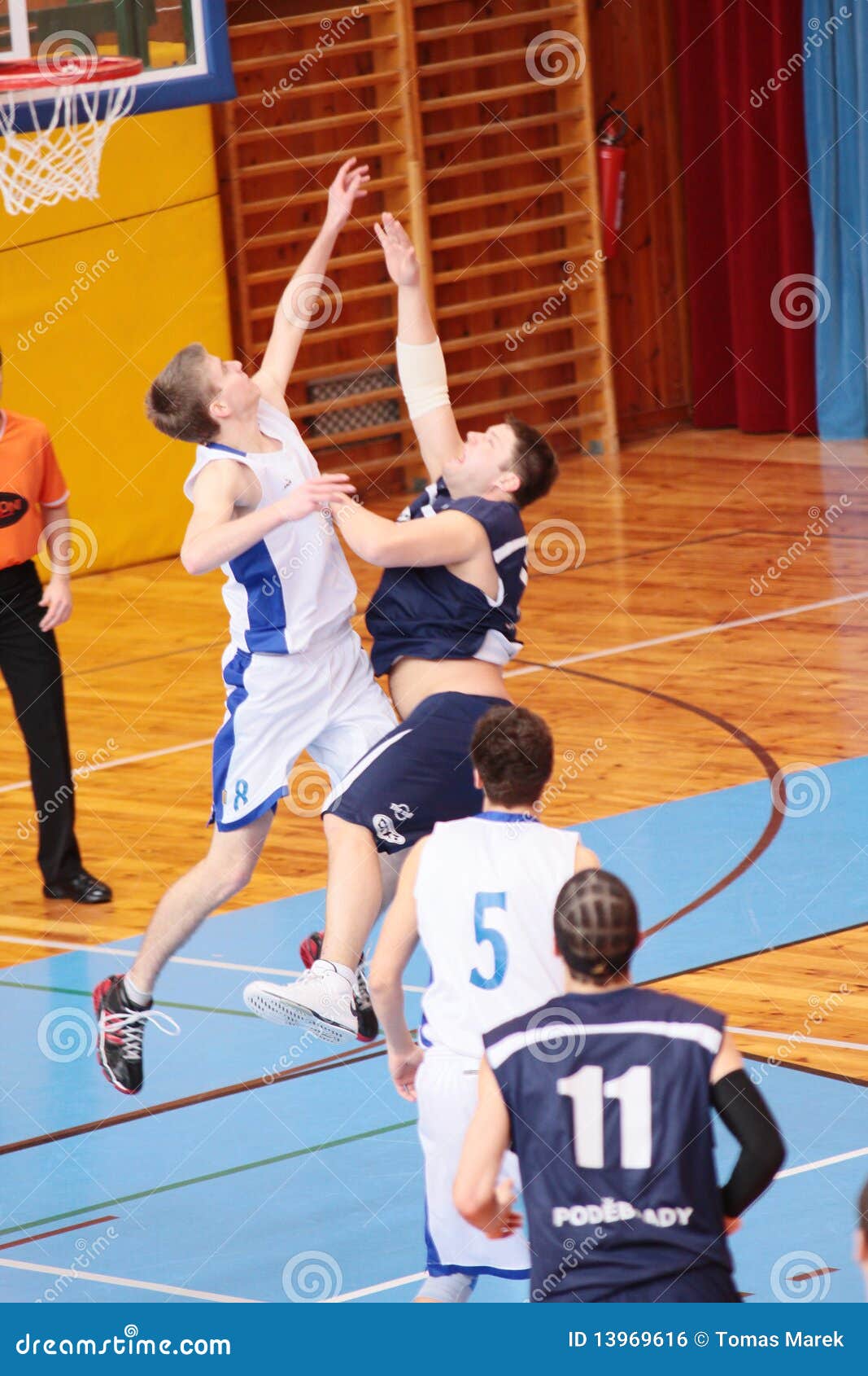 Basketball match editorial photo. Image of game, league - 13969616