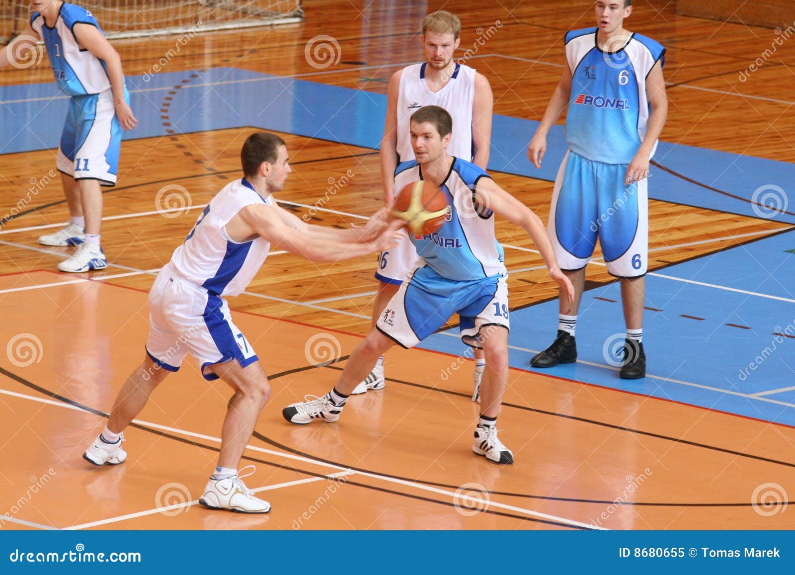 Basketball match editorial image. Image of defensive, opponent - 8680655